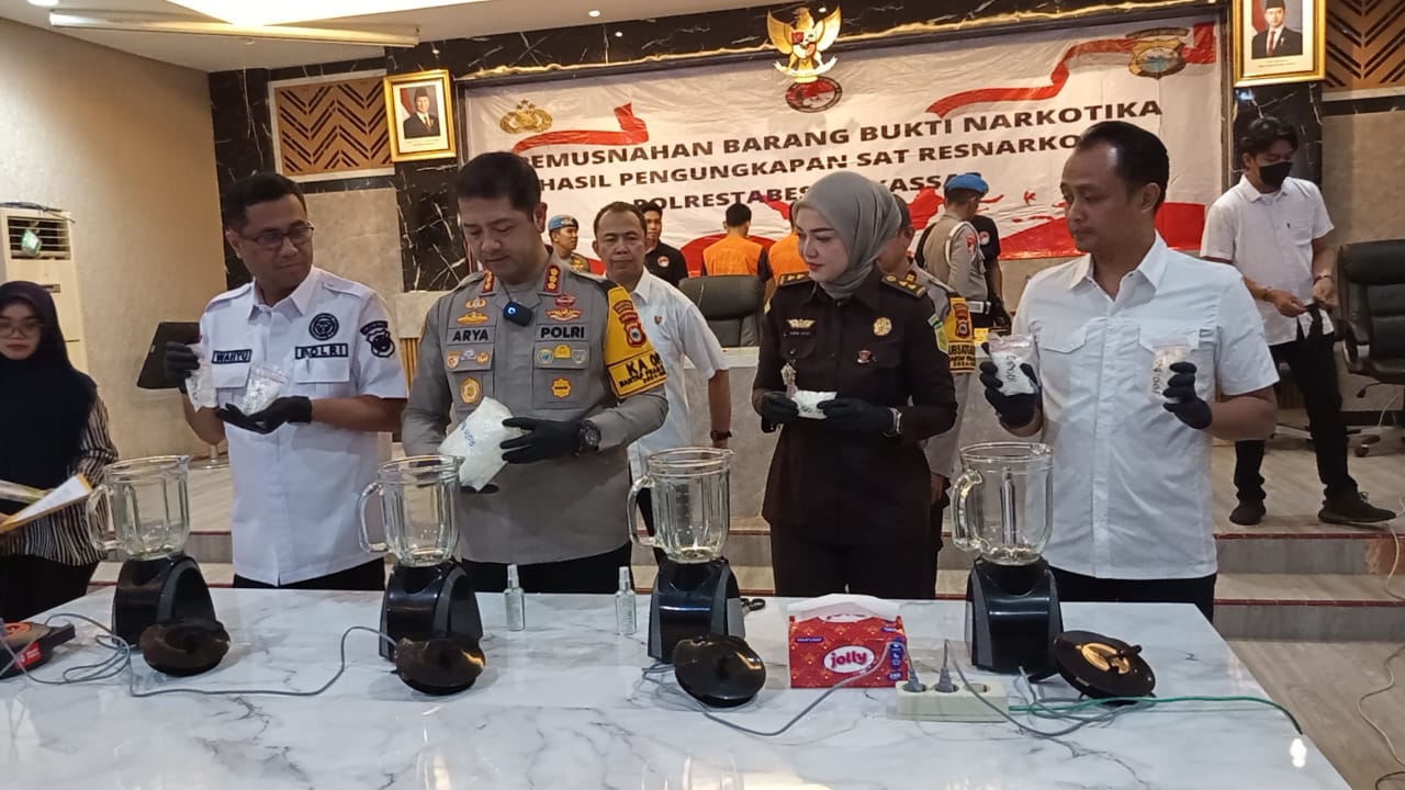 Satuan Reserse Narkoba (Satres Narkoba) polrestabes Makassar Berhasil Mengungkap dan Memusnahkan ...